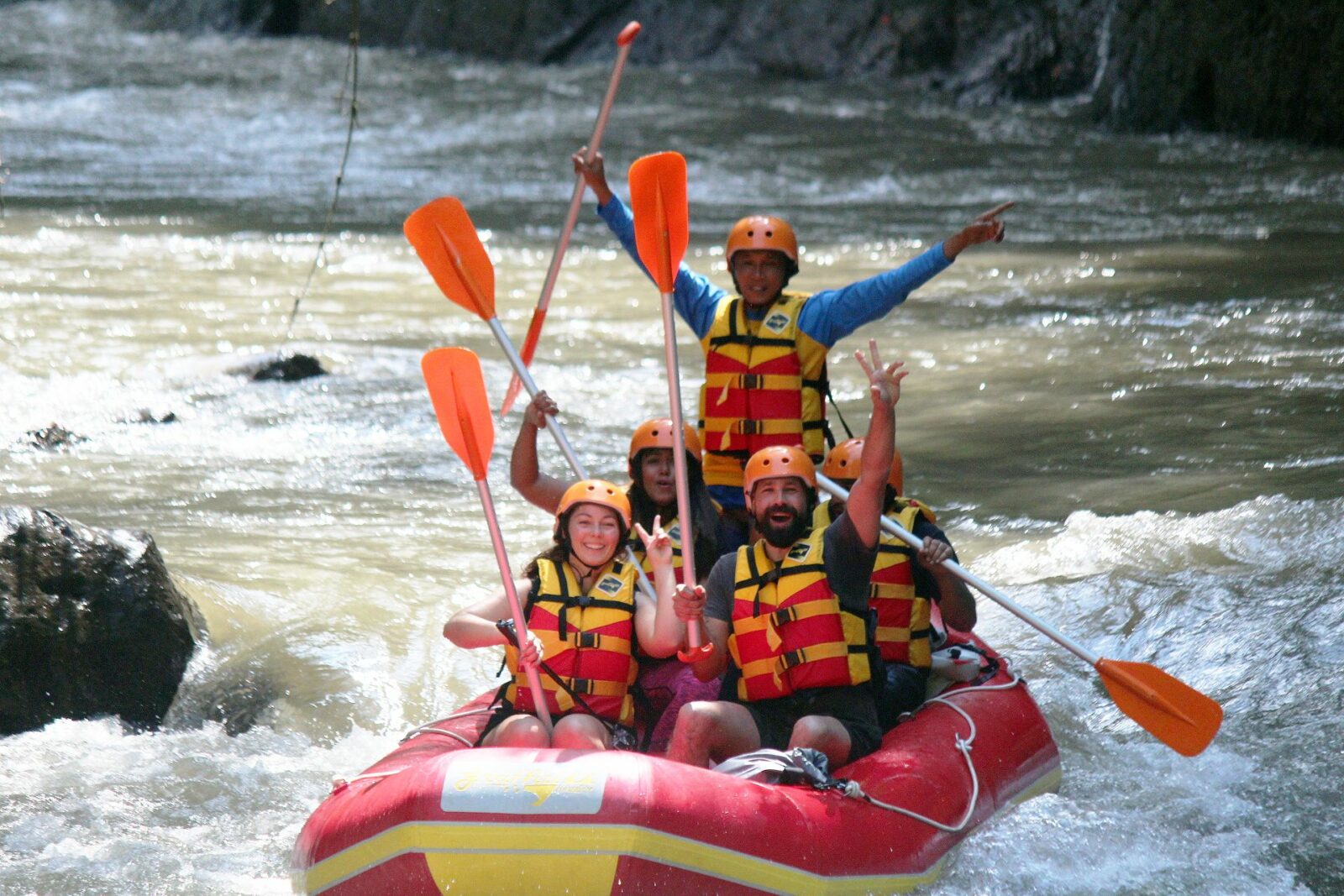 5 Tips Aman Buat Kamu yang Mau Coba Aktivitas Rafting - Pigiblog