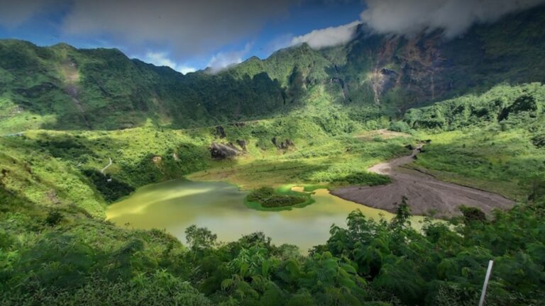 Wisata Gunung Galunggung, Sensasi Naik 620 Anak Tangga - Pigiblog