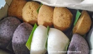 Varian Kue Putu, Ternyata ada yang Tidak Dikukus - Pigiblog